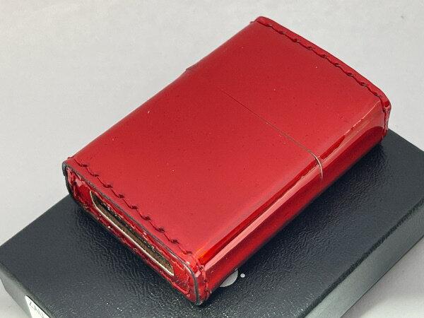 ギフト対応 商品説明 ★明るさ・角度によって様々な色調へと変化するオーロラ加工を施したジッポー。 　特殊な素材を熟練の職人により、裁断から縫製まで1つ1つ丁寧に手作業で行われています。 主な特長 ●ZIPPOレギュラーサイズベース ●特殊素...