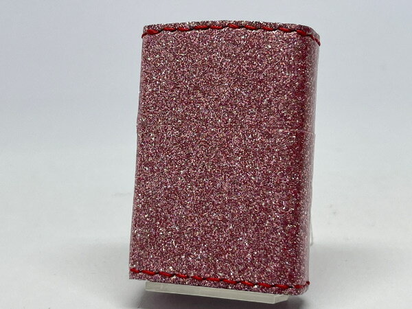 ギフト対応 商品説明 ★煌びやかなグリッターの輝きが美しいたジッポーが登場♪ 　日常にさりげない特別感をプラス。 　持つだけで気分も上がるお洒落なライターです。 主な特長 ●ZIPPOレギュラーサイズベース ●特殊素材グリッター加工 ●底面...