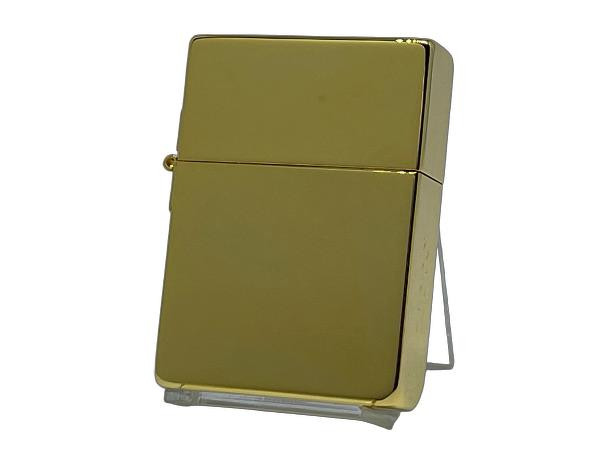 ギフト対応 商品説明 ★登場から80年以上が過ぎてもデザインが色褪せない、1935モデルのレプリカケースを、金めっきで装飾した高級感溢れるジッポ。 　右サイドにZIPPOロゴをエッチング加工でデザインしたのみの、シンプルで飽きの来ないモデル...