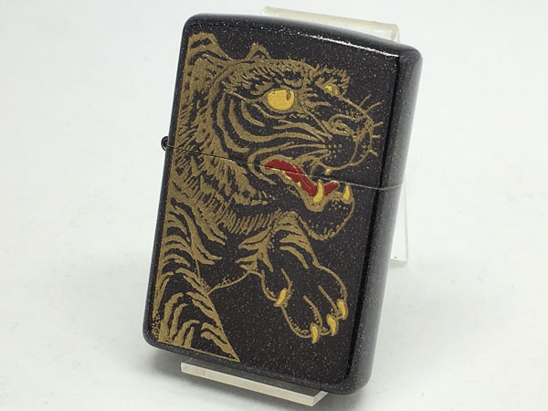 ギフト対応 主な特長 ●ZIPPO No.200FBベース ●BKラメ塗装 ●蒔絵風金シルク ●底面の刻印は異なる場合がございます。 ●保証書・箱。 備考