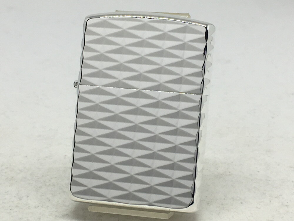 ギフト対応 主な特長 ●ZIPPOアーマーレギュラーサイズベース ●シルバーメッキ ●4面ダイヤカット ●底面の刻印は異なる場合がございます。 ●保証書・箱。 備考