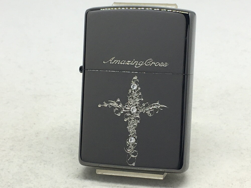 ギフト対応 主な特長 ●ZIPPO No.200ベース ●エッチング＋スワロフスキー3個 ●ブラックニッケル/銀差し ●底面の刻印は異なる場合がございます。 ●保証書・箱。 備考
