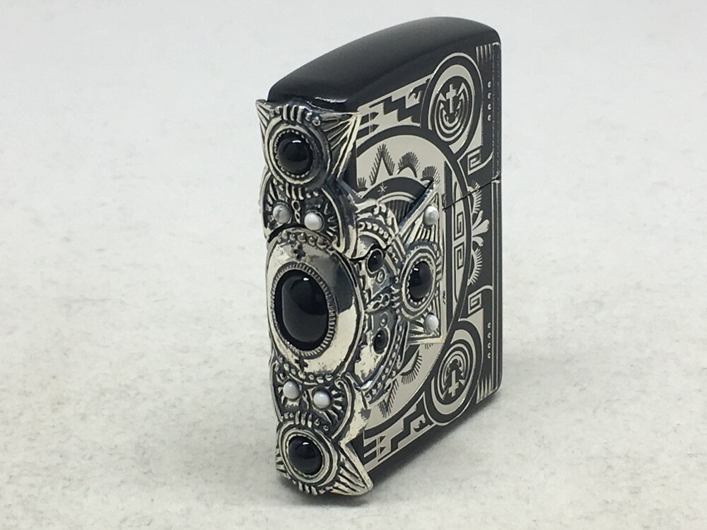 ギフト対応 商品説明 ★ご好評を戴いているZIPPOインディアンスピリットに、ブラックバージョンの登場です。 　イオンブラックとニッケルのコンビメッキに黒く輝く天然石オニキス・白く輝く天然石ハウライトを装飾した豪華なメタルZIPPOです。 ...