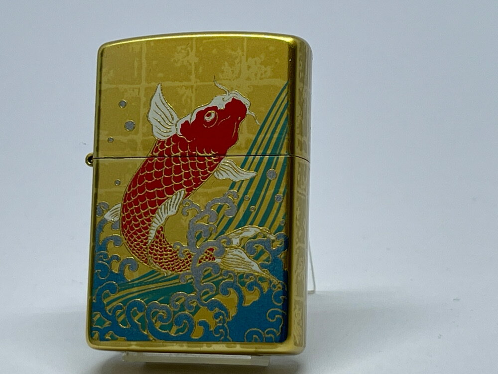 ギフト対応 商品説明 ★日本を代表する伝統的な漆芸「蒔絵」をZIPPOの表面へ施した逸品。 　和洋折衷が印象的なデザインとなっており、昔から国内外問わず人気の商品となっております。 　金色のボディーに「鯉」をデザインした日本ならではの表現が...