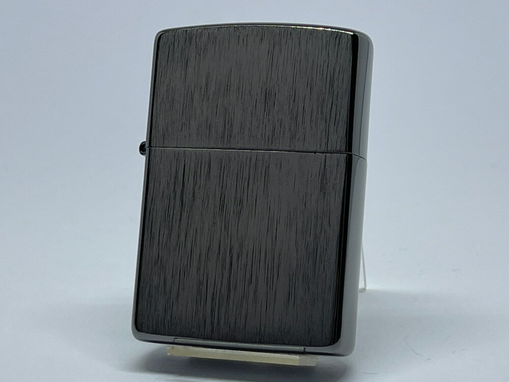 ギフト対応 商品説明 ★バーティカルサテーナで仕上げた逸品。 主な特長 ●ZIPPOレギュラーサイズベース ●黒ニッケルメッキバーティカルサテーナ、両面加工 ●底面の刻印は異なる場合がございます。 ●保証書・箱 備考