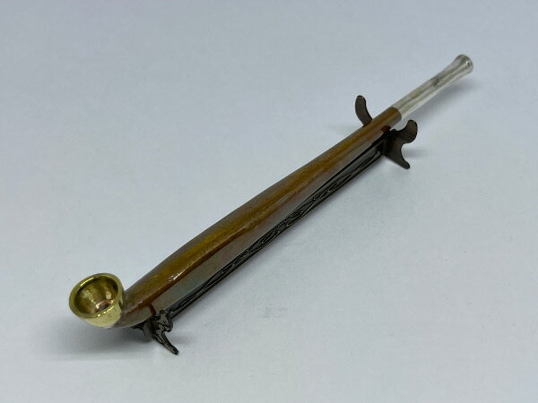 商品説明 ★3種の金属をロウ付けして製造された延べ煙管です。 　胴部分は純銅、雁首は真鍮、吸い口は純銀で作られております。 　純銅は時間によって変化する色合いもお楽しみいただけます。 主な特長 ●サイズ（約）：長さ4寸(約120mm) ●胴...