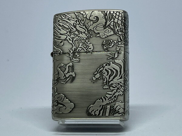 ギフト対応 商品説明 ★厄災を祓い、守護する崇められてきた竜虎、古来から描かれている勇猛果敢な様子を4面連続エッチングで表現しました。 主な特長 ●ZIPPO No.200ベース ●4面連続エッチング ●底面の刻印は画像と異なる場合がござい...