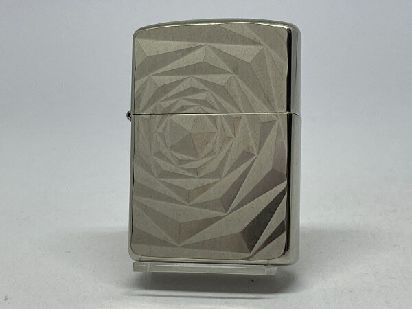 ギフト対応 主な特長 ●ZIPPOアーマーレギュラーサイズベース ●アンティークバレル仕様 ●底面の刻印は異なる場合がございます。 ●保証書・箱。 備考