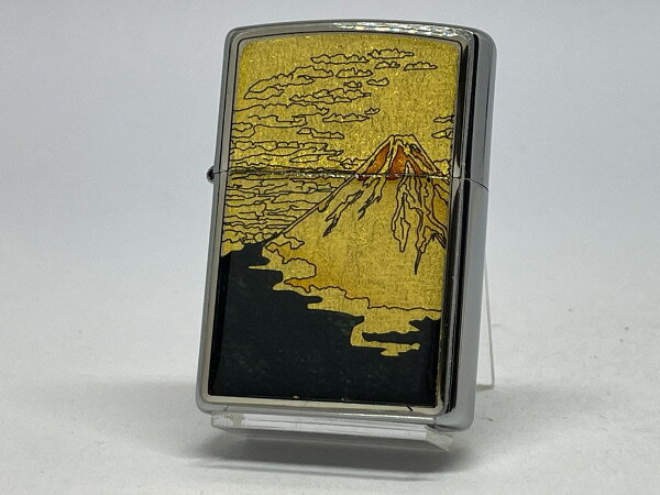 ギフト対応 商品説明 ★日本らしさあふれる貝貼りや金箔の加工に、浮世絵などのモチーフがよく似合う和柄シリーズです。 主な特長 ●ZIPPOレギュラーサイズ ●表面金箔貼り仕様 ●底面の刻印は異なる場合がございます。 ●保証書・箱。 備考