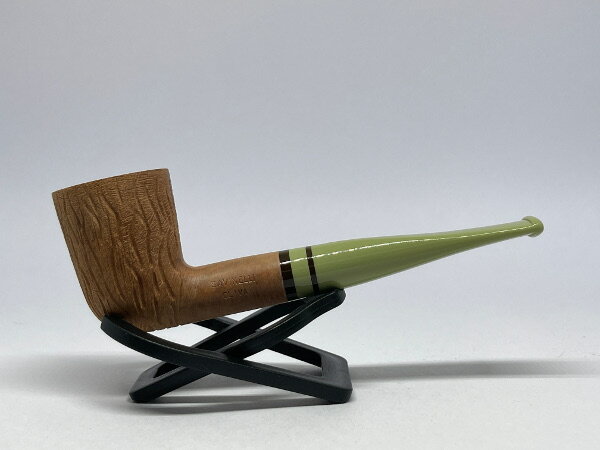 ギフト対応 商品説明 ★商品名は「オリーバ(オリーブ)」だが、ブライヤーのパイプ。 　仕上げはナチュラルでボウル表面にはしなやかに揺れるオリーブの枝ぶりがラスティックで表現されています。 　色合いがとても上品なパイプです。 主な機能 サイズ...