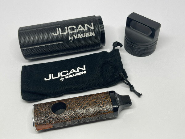 ギフト対応 商品説明 ★Vauen Jucan 3パイプは、モダンなデザインとスマートな機能性を兼ね備えています。 　追加のフィルター収納、内蔵のタンパーツール、防水アルミの屋外ケースなどです。 　パイプ職人技における真の革新です。 主な機...