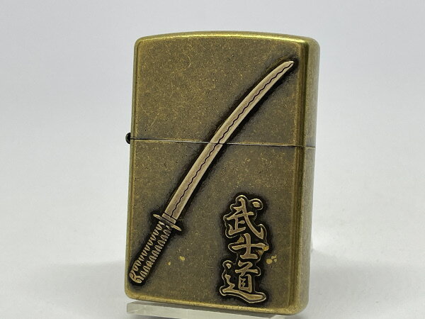 ギフト対応 商品説明 ★海外からも人気のある日本の精神「武士道」を表現すべく、刀をメタルで表現したデザイン。 主な特長 ●ZIPPOレギュラーサイズベース ●真鍮バレル・メタルエンブレム ●底面の刻印は異なる場合がございます。 ●保証書・箱...