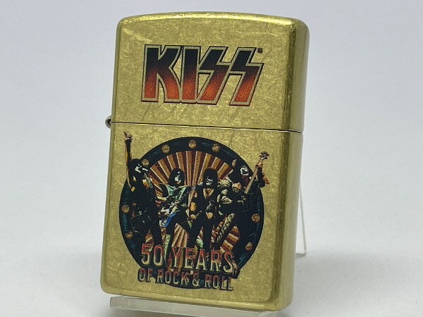 ギフト対応 商品説明 ★ロックンロール50年以上の歴史を、このクラシックなストリートブラスライターでお祝いしましょう。 　KISSのロゴが、象徴的なバンドメンバーと「50 Years」の文字の上に大胆なカラーイメージデザインで描かれています...