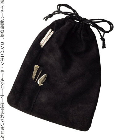商品説明 ★パイプ喫煙に必要な道具一式を入れることができる皮革製の巾着。 　パイプ、たばこポーチ、ライターなどが入る。 　モールクリーナー数本、コンパニオンを入れる便利な外ポケット付き。 商品仕様 ●サイズ(約):長さ205mm×幅155m...