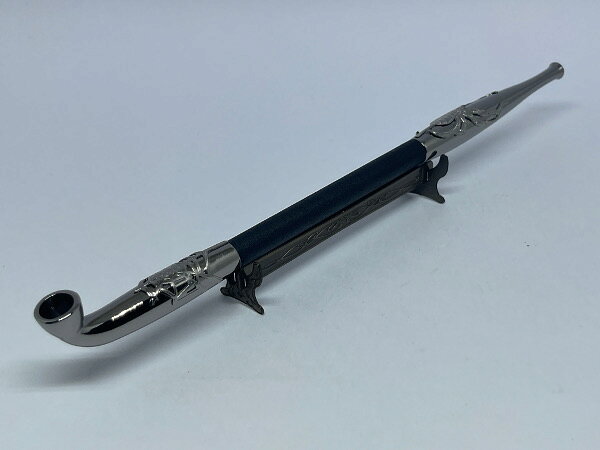 ギフト対応 商品説明 ★雁首に蜘蛛、吸い口に蜘蛛の巣のプレートを施したブラッククローム仕上げの装飾煙管。 　羅宇は黒染め天然木。 主な特長 ● 全長（約）：200mm。 ●箱。 ご注意 ★製造段階で起こる細かいキズや擦れなどある場合がございます。