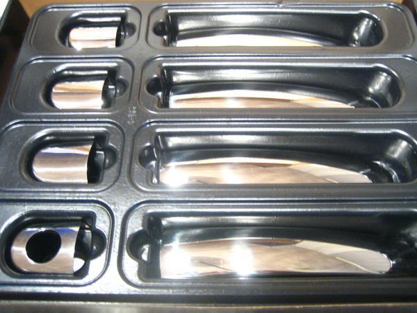 フォルクスワーゲン、ゴルフ5 ハッチバック(Golf5 H.Back) 用のアウター・ドアハンドルカバーの1セット(8pcs)です。 本体カラーはクロームメッキで、材質は高級感のあるステンレススチールです。 装着は付属のプライマーで表面を脱...