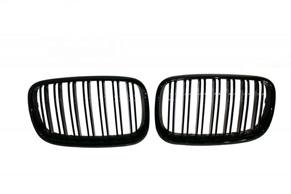 BMW のフロントグリルの1セット(2pcs)です。 適合車種は、・BMW E70(X5)です。 本体カラーは、M Parformanceを彷彿させるオールグロスブラックメタリックになります。 こちらは、ABS樹脂の材質です。 取付方法は、...