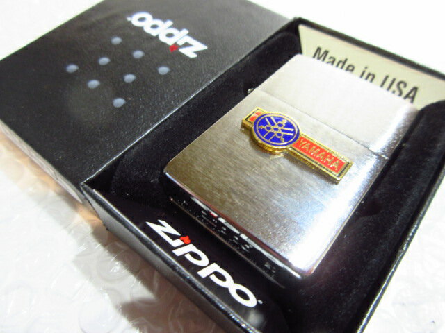 ヤマハ(YAMAHA)のエンブレムロゴがデザインされた、Zippo/ジッポ社のライター(ケース入り)です。 シルバーポリッシュのボディとエンブレムとのコンビがとてもキレイです。実際に使用されても、コレクションとしてディスプレイされても宜しい...
