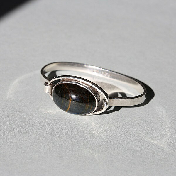 BRITISH VINTAGE 1973 PN LONDON HALLMARKED TIGER'S EYE CABOCHON SILVER BANGLE 1973年、ロンドンのアッセイオフィスで正式にホールマークが刻まれた、スターリングシル...