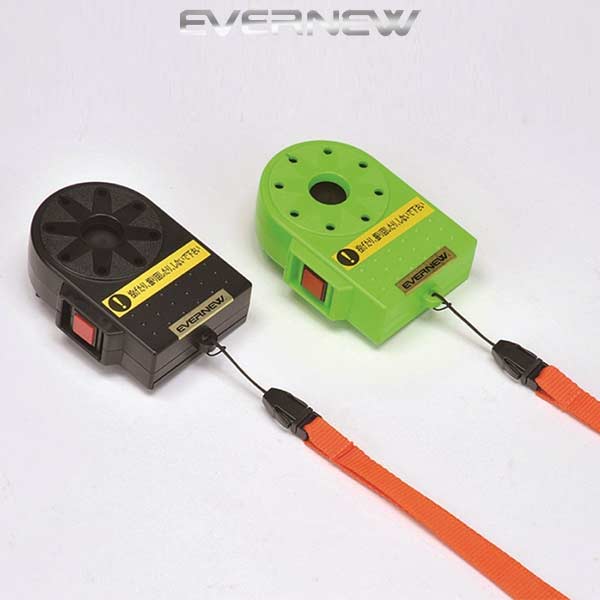 ■発売以来四半世紀。 ■128dBは当社NO.1の音量 ■付属品：ストラップ、単4乾電池3本付 ■音量：128dB（スピーカーより10cmの距離にて計測） ■9V形角型電池付 ■口で吹かずに本体に付いているボタンを押すだけで強烈なホッイスル...