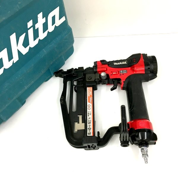 商品情報 メーカー マキタ(Makita) JANコード 0088381619554 型番 AT450HA ブランド マキタ(Makita) 　商品詳細&nbsp; マキタ 高圧フロアタッカ エアダスタ付 4mm 赤 AT450HA 中古品...
