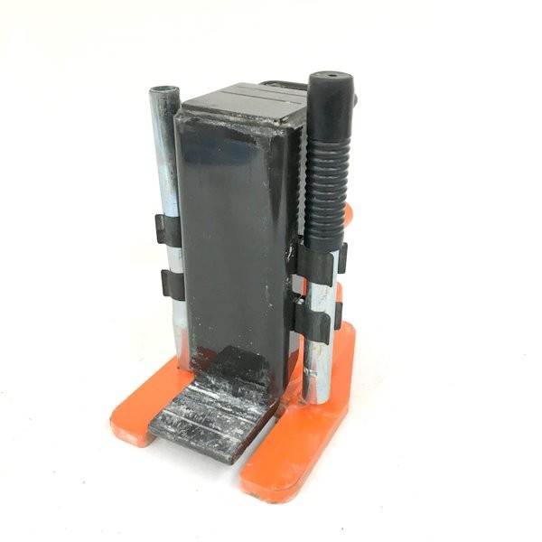 商品情報 メーカー トラスコ中山(TRUSCO) JANコード 4989999034752 型番 TTJ1.2 ブランド トラスコ中山(TRUSCO) 　商品詳細&nbsp; TRUSCO(トラスコ) 爪付きジャッキ ハンドル収納タイプ 1...