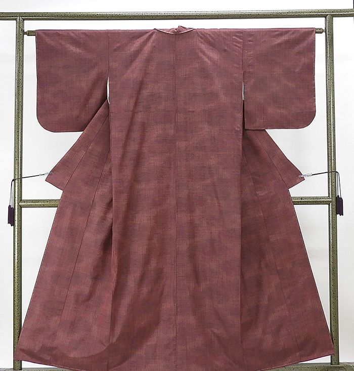 ■□■□■□■□■□■□■□■□■□■□■□■□ 【商品説明】 正絹・紬です。 赤葡萄色の濃淡ぼかし地に黒で縦縞模様が柄付けされています。 ※仕付け糸付き。 　 ◆生地：正絹 ◆胴裏：合繊 ◆手縫仕立 【状態】 胴裏にたぶつきがあるのと、後...