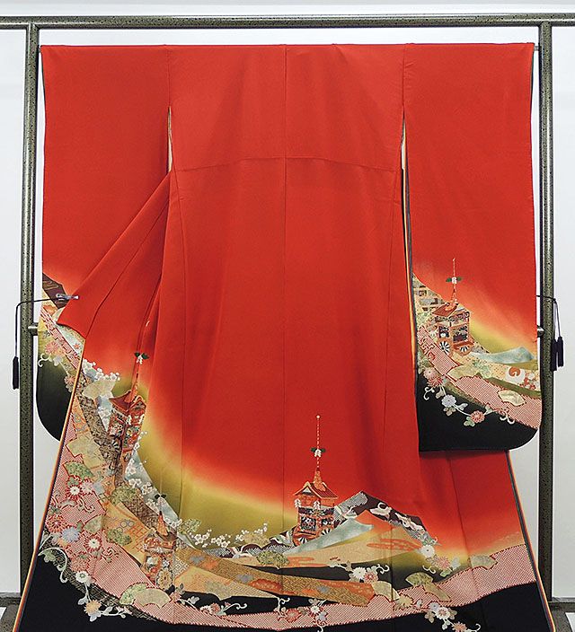 ■□■□■□■□■□■□■□■□■□■□■□■□ 【商品説明】 正絹・振袖です。 赤色地に黒や鶯色の裾ぼかしと多色と金箔で四季花や匹田・鉾模様が柄付けされています。 グリーンや紫・朱・たまご色の重ね衿と、袖口・袖の振り・おくみなどに同色の飾...