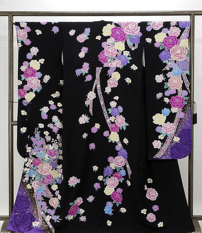 ■□■□■□■□■□■□■□■□■□■□■□■□ 【商品説明】 正絹・振袖です。 薔薇縫取り地紋の黒地に紫の濃淡裾ぼかしと多色や金銀箔で四季花模様が柄付けされています。 きりりとした黒地に着映えする明るい配色で四季花や金銀箔が豪華な振袖です...