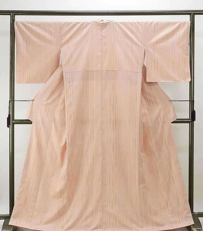 ■□■□■□■□■□■□■□■□■□■□■□■□ 【商品説明】 正絹・紬です。 サーモンピンク色地に桃色や草色・水色などの多色で変わり縞模様が柄付けされています。 カジュアルな地色で気負わずにさらりと着たい可憐な紬です。 ◆生地：正絹 ◆胴...