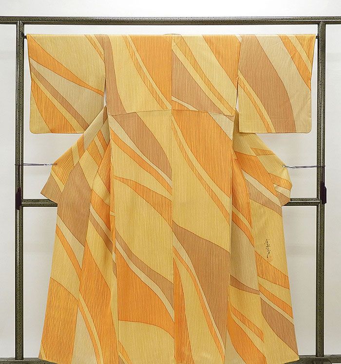 ■□■□■□■□■□■□■□■□■□■□■□■□ 【商品説明】 正絹・小紋です。 橙や薄茶・黄色などの多色で幾何縞模様が柄付けされています。 明るい色合いが可憐で華やかな小紋です。 ◆生地：正絹 ◆胴裏：正絹 ◆手縫仕立 【状態】 下衿裏先...