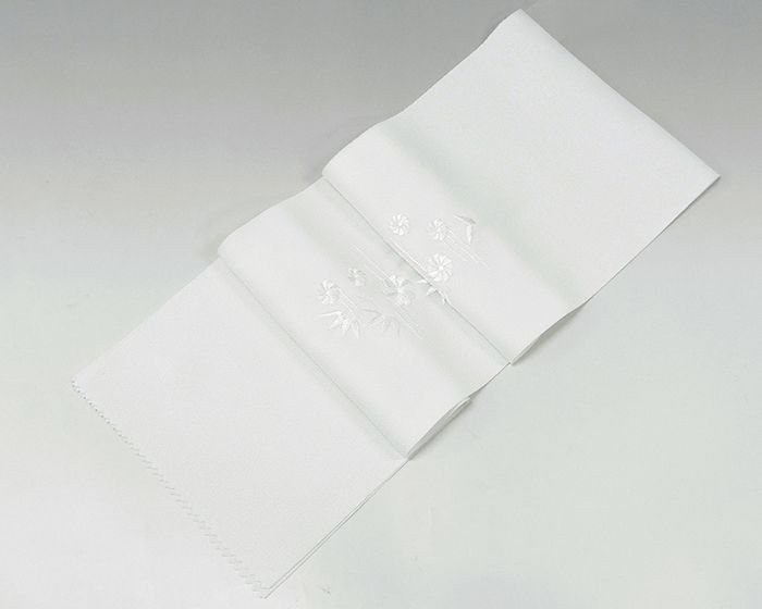 ■□■□■□■□■□■□■□■□■□■ 【商品説明】 ポリエステルの刺繍半衿です。 衿元を美しくお洒落に。。。 ◆白地／柄：菊・笹 刺繍色：白糸 ■素材 生地：ポリエステル100％ 刺繍：レーヨン100％ ■日本製（丹後製） ■新品■ ■□...