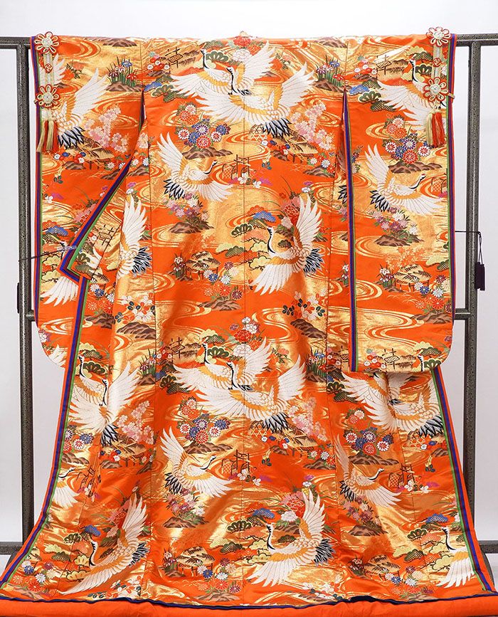 ■□■□■□■□■□■□■□■□■□■□■□■□ 【商品説明】 正絹・色打掛です。 朱色地に紫やピンク・渋めブルーなどの多色刺繍や金糸で流水四季花舞鶴模様が柄付けされています。 袖口に飾り房とブルーや紫・草色の飾り比翼が衿や袖口・振り・裾に...