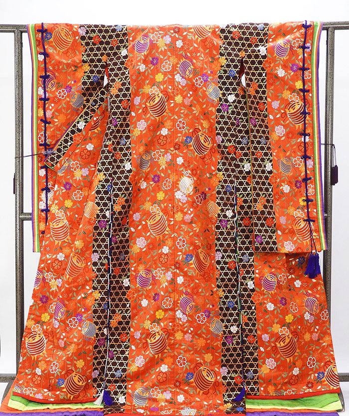 ■□■□■□■□■□■□■□■□■□■□■□■□ 【商品説明】 正絹・色打掛です。 朱赤や焦げ茶の縦縞地に紫や赤・ブルーなどの多色刺繍や金糸で枝垂れ桜糸巻模様が柄付けされています。 衿や袖・裾に紫や朱色・薄黄緑・草色の比翼が付いています。 ...