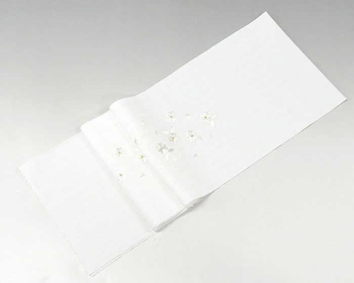 ■□■□■□■□■□■□■□■□■□■ 【商品説明】 ポリエステルの刺繍半衿です。 長襦袢に付けるだけで着物姿の衿元を華やかに見せるアイテムです。 ◆白×銀糸／柄：花 刺繍色：白・金糸 ■素材 生地：ポリエステル100％ 刺繍：レーヨン10...