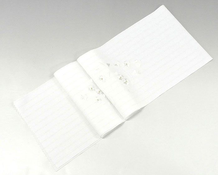 ■□■□■□■□■□■□■□■□■□■ 【商品説明】 ポリエステルの刺繍半衿です。 長襦袢に付けるだけで着物姿の衿元を華やかに見せるアイテムです。 ◆白×銀糸／柄：桜・露芝 刺繍色：白・金糸 ■素材 生地：ポリエステル100％ 刺繍：レーヨ...