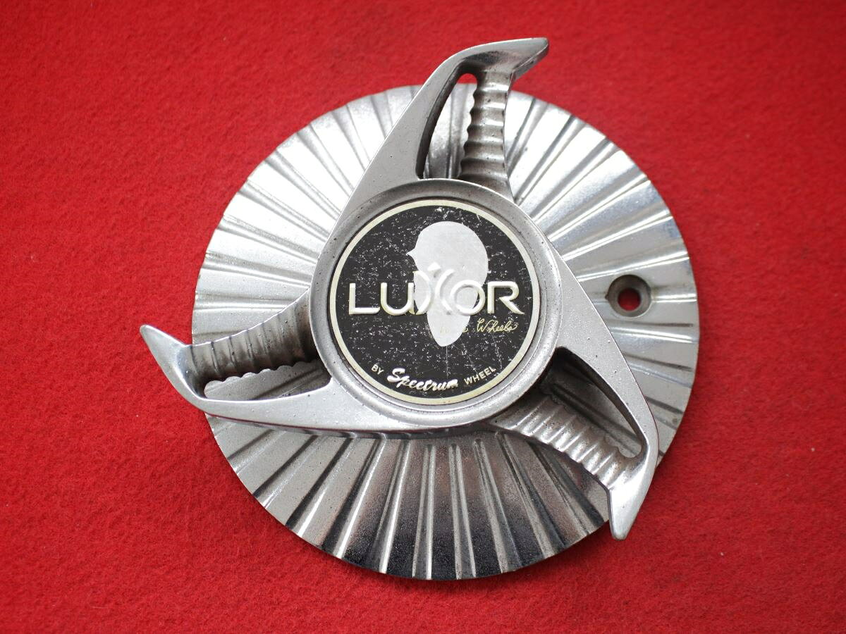 ●商品情報 ラクサー LUXOR 中古キャップ1枚の出品です。全体的にキズ、ハゲ、へこみ、変色又はくすみがあります。アルミ製、メッキ色です。刻印 PAT PENDING LUXOR WIRE BY DNA☆キャップを傷つけてしまった方、破損...
