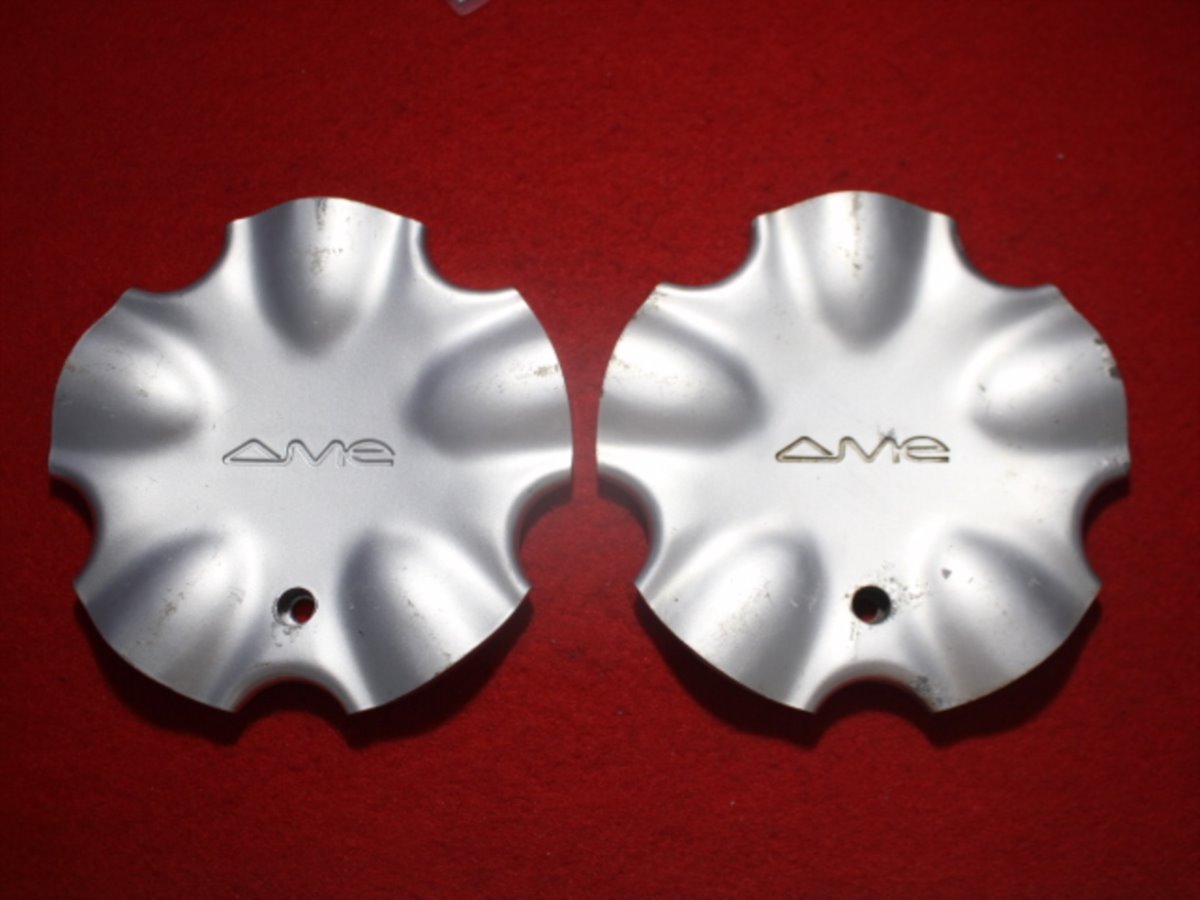 ●商品情報 AME中古センターキャップ2枚の出品です。全体的にキズ、変色又はくすみがあります。アルミ製、素材色です。刻印 HE-35☆キャップを傷つけて.しまった方、破損してしまった方、いつの間にか知らないうちに飛んで行って失くしてしまった...