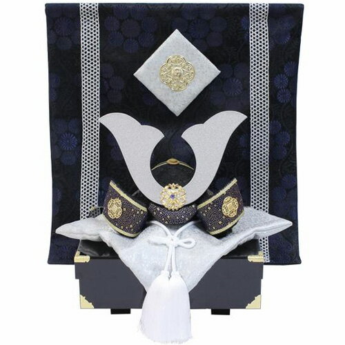 銀色の鍬形と紺色の几帳のコントラストが美しいお飾り。 手軽に飾れる室内用の兜飾り。長持付きで高級感があります。 ※※一点一点手作りのため、仕上がりに若干の個体差がございます。 柄ちりめんの商品は裁ち方により色や絵柄にも差異が出てくる場合があ...