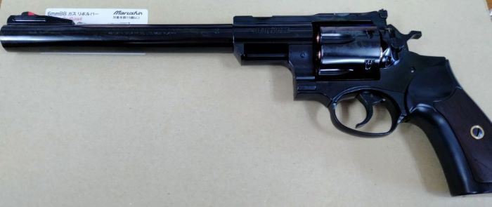 □仕様： ケース式リボルバー シングルアクション □全長： 380mm □重量 ： 876g（カートリッジ込） □装弾数 ：6発 □BB弾 ： 6mmBB弾 □主材質：ABS樹脂 □パワーソース： 134a ガス □対象年齢：18歳以上 □...