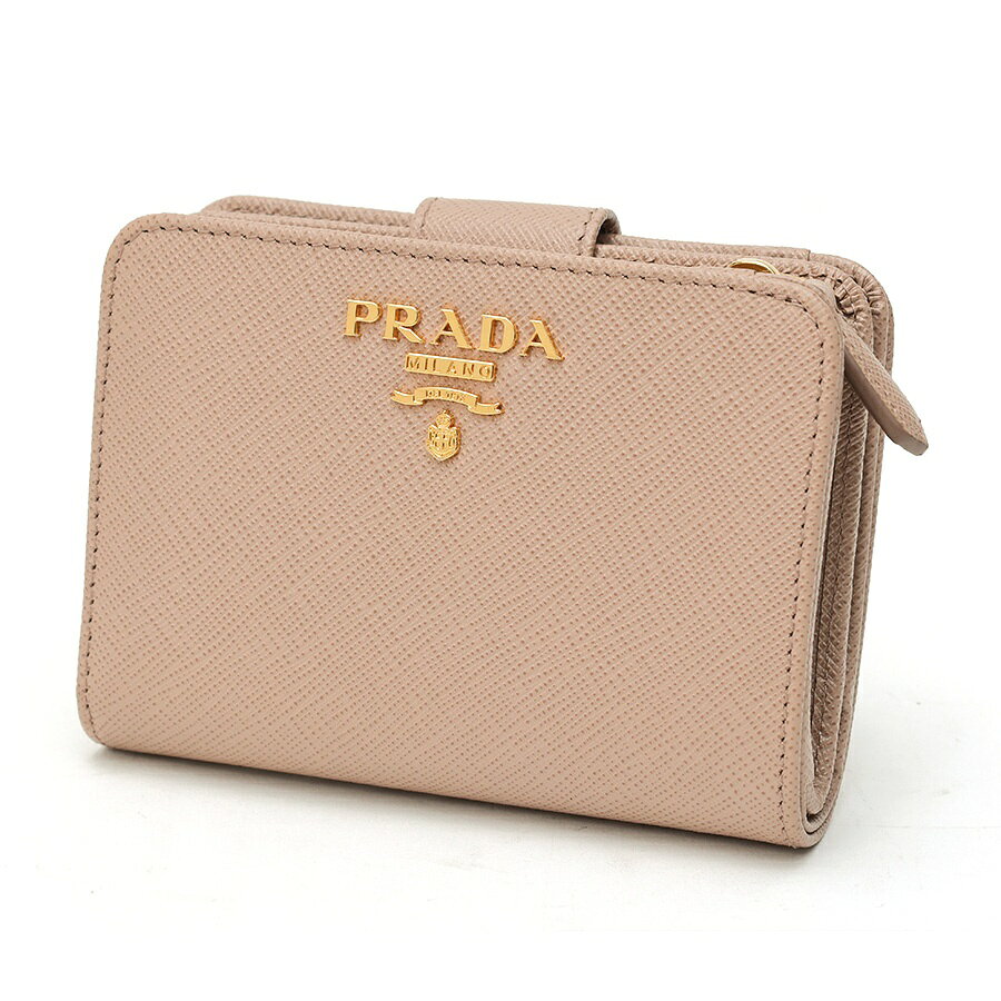 商品情報 在庫コード ITMB1ZXLTS06 ブランド PRADA (プラダ) モデル サフィアーノ コンパクト ウォレット 型番 1ML018 色 チプリア(ピンクベージュ系) 素材 サフィアーノレザー サイズ W12×H9×D3.5c...