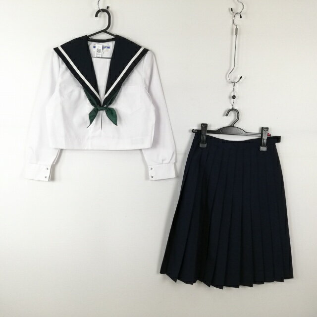 商品説明商品内容は〇中間セーラー服上着〇夏スカート〇付属品（スカーフ）の3点です。◇指定品の上下セットではございません。【中間セーラー服上着/白】素材：ポリエステル65％綿35％織り：特殊かぶり型（ファスナー仕様）白1本線学校名：不明※黄ば...