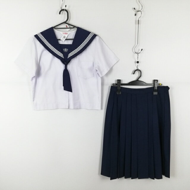 商品説明商品内容は〇夏セーラー服上着〇夏スカート〇付属品（ネクタイ）の3点です。◇指定品の上下セットではございません。【夏セーラー服上着/白】メーカー：トンボ素材：ポリエステル65％綿35％織り：特殊前開き（スナップ仕様）白3本線学校名：鹿...