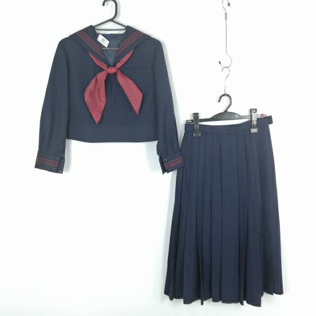 商品説明商品内容は〇冬セーラー服上着〇冬スカート〇付属品（スカーフ）の3点です。◇指定品の上下セットではございません。【冬セーラー服上着/紺】素材：ウール100％織り：サージかぶり型（ファスナー仕様）赤3本線学校名：不明ランクC●上着実寸サ...