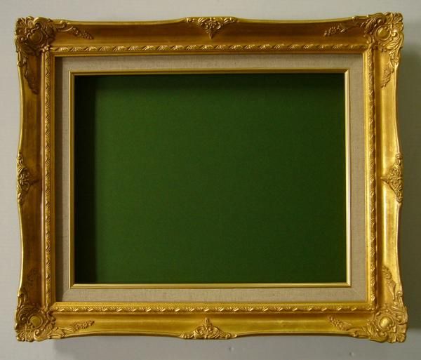 カタログ　パンフレット　リーフレット サイズ絵寸：約530X333mm用の額縁です。 材質木製 金箔仕上げ 仕様本体・ガラス・吊金具・ケース付 商品説明・額縁らしいゴージャスな装飾ながら、手に取りやすい価格帯、迷った時に原点に帰る額縁のスタ...