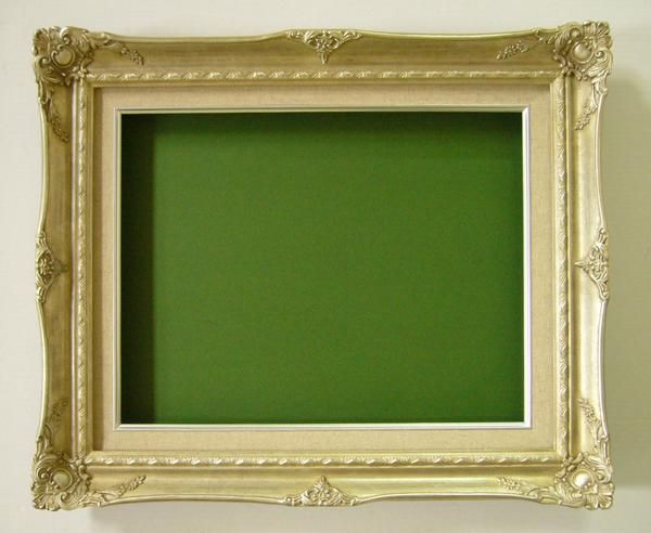 カタログ　パンフレット　リーフレット サイズ絵寸：約652X500mm用の額縁です。 材質木製 銀箔仕上げ 仕様本体・アクリル・吊金具・ケース付 商品説明・額縁らしいゴージャスな装飾ながら、手に取りやすい価格帯、迷った時に原点に帰る額縁のス...