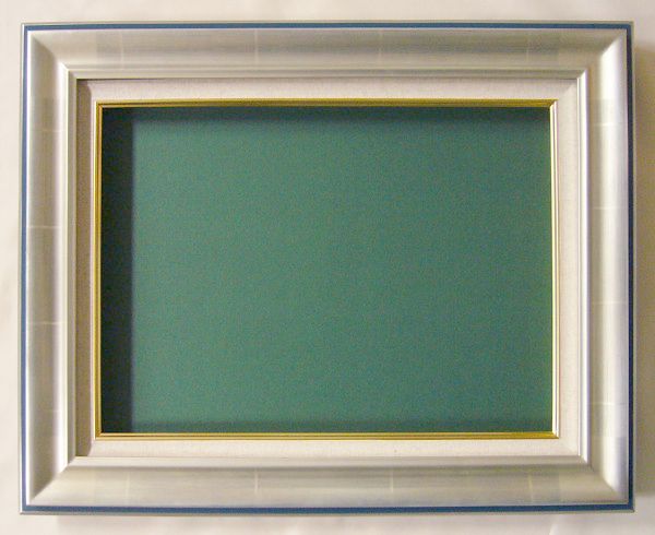 カタログ　パンフレット　リーフレット サイズ絵寸：約333X242mm用の額縁です。 材質木製 仕様本体・ガラス・吊金具・ケース付 商品説明・ご入金確認後、発送に平日で約2〜7日かかります。※壁面用取り付け金具は付属いたしません。必要な場合...