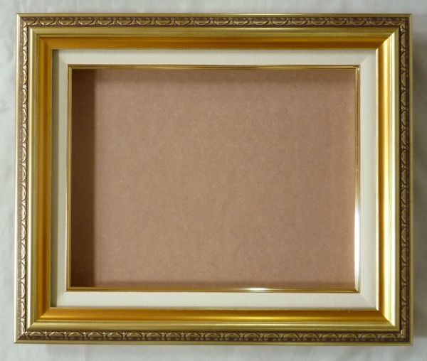 カタログ　パンフレット　リーフレット サイズ絵寸：約410X318mm用の額縁です。 材質樹脂製 仕様本体・ガラス・吊金具・ケース付 商品説明・ご入金確認後、発送に平日で約2〜7日かかります。※壁面用取り付け金具は付属いたしません。必要な場...