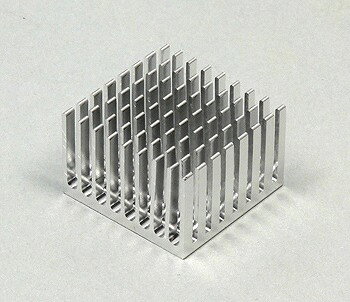 ペルチェ素子に温度差を与えて発電する実験に用いるアルミ製ヒートシンク。【特徴】●細かくフィンが切られているため熱伝導効率が良い●ペルチェ素子の片面に熱エネルギーを効率良く伝える【仕様】材質アルミサイズ37×37×24mm入数1個重量34g【...