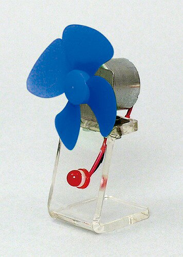 プロペラに風を受けることで発電機が回転し、青色LEDを点灯させる小型風力発電機です。【特徴】●口で吹いたり送風機やうちわで風をあてての実験が行える●約5000rpm（ドライヤーの風）で青色LED（電圧3.5V）点灯可能●透明感のあるアクリル...